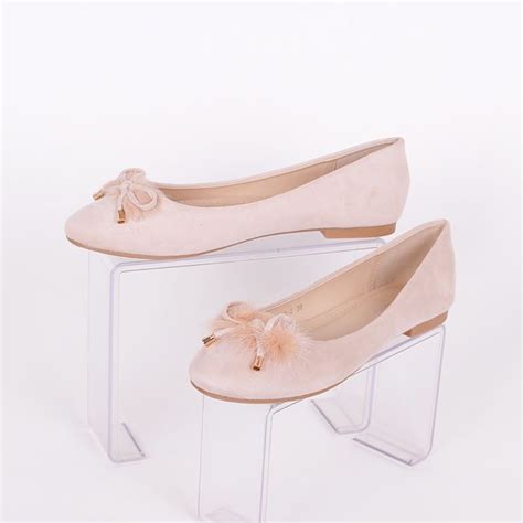 Бежови пантофки с лек ток и декорация пухче | Shoes, Fashion, Flats