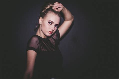 Девушка в темноте - Фотография - PerfectStock