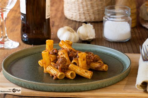 Tortiglioni a la boloñesa, receta italiana y fácil con tomate, carne y ...