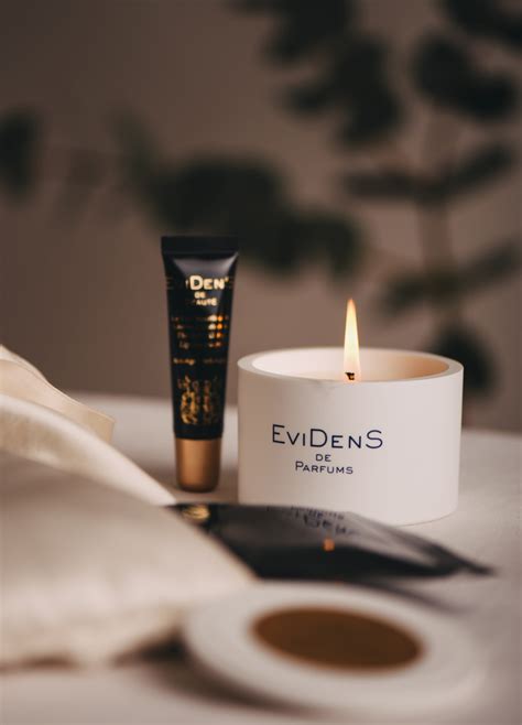 Evidens de beauté packshot et lifestyle photos - Warehouse Studio