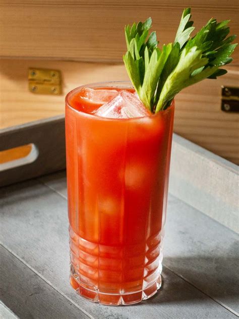 Bloody Mary | Rezept für den Cocktail mit Wodka & Tomate