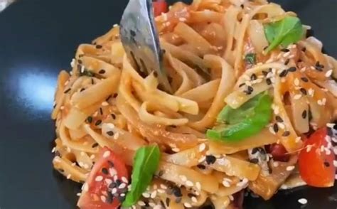 Паста из рисовой лапши с томатным соусом и базиликом рецепт с фото пошагово