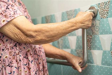 Badewannen-Trittstufen für Senioren • Medizinspektrum