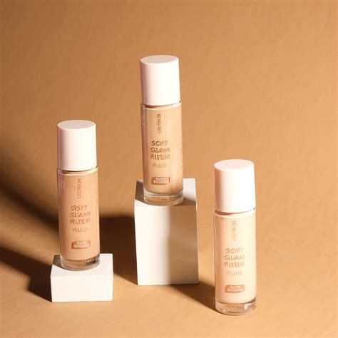 Флюид для лица `CATRICE` SOFT GLAM FILTER с эффектом мягкого свечения ...