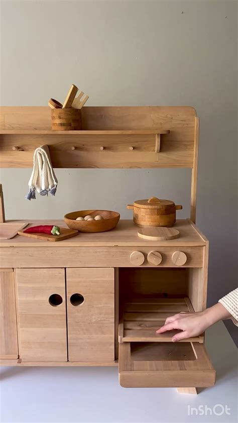 Игровая кухня из натурального дерева (ольха). В игровой кухне есть всё ...