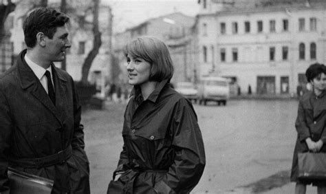 Символ моды 60-х - плащ-болонья: непрактично, неудобно... но очень ...