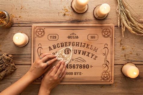 Доска для спиритических сеансов и расположение свечей, вид сверху ...