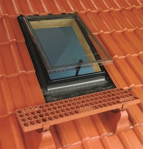 Мансардное окно для выхода на крышу FAKRO купить | ROOFMAG
