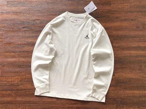 Купить белый лонгслив Nike