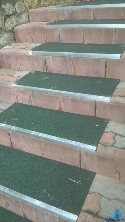ПРОТИВОСКОЛЬЗЯЩИЕ НАКЛАДКИ НА СТУПЕНИ из резиновой крошки - важный ...