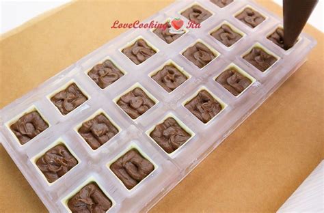 Корпусные конфеты с клубничной начинкой и кофейным ганашом