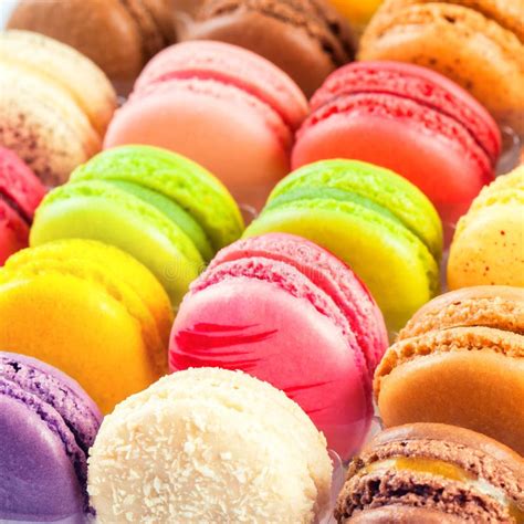Традиционные французские красочные Macarons в коробке Стоковое ...