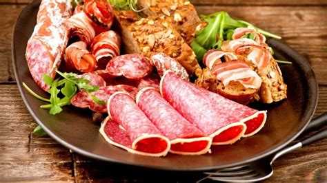 Нарезки из колбасы - фото: колбасная нарезка - идеи оформления на ...