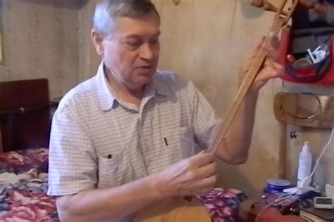 Алтайский мастер модернизировал народный музыкальный инструмент топшур ...