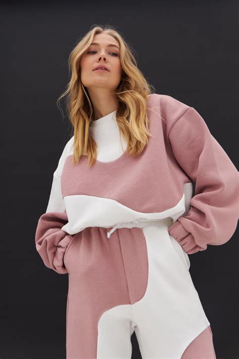 Студийная фотосессия | Tops, Women's top, Fashion