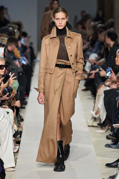 Max Mara Outono Inverno 2023-2024 - RUNWAY REVISTA ® Oficial
