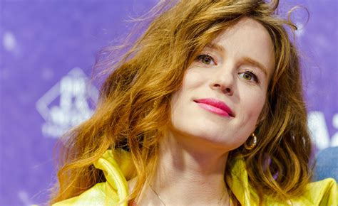 Alle meiden verzamelen: Merol geeft exclusief concert in geboortestad ...
