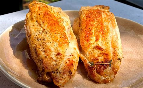 Самый правильный способ жарки куриной грудки на сковороде: мясо не ...
