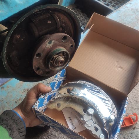 Замена колодок и тросика ручника — FIAT Punto II, 1,9 л, 2000 года ...