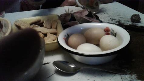 Чай пили спокойно ,и тут яйцо ,начало качатся, Но меня в тупик ...