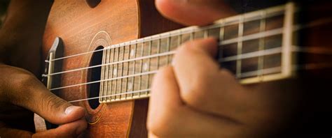 Ukulelens historie og hvorfor alle bør eje én.
