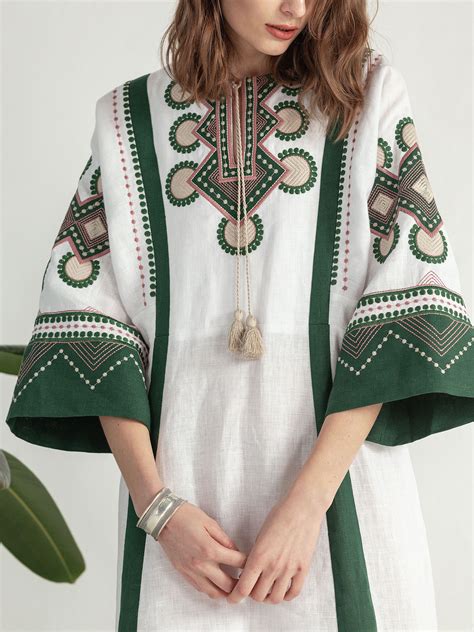 Бело-зеленое платье свободного кроя с вышивкой Temple | Idee di moda ...