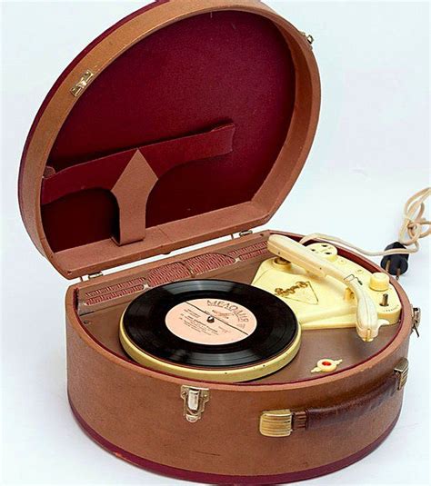Граммофон "Волга" | Phonograph record player, Antique record, Vintage radio