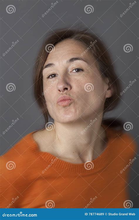 Красивая середина постарела женщина Pouting для соблазнения ...