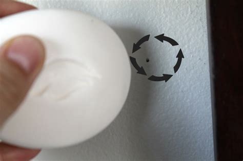 3 элементарных способа, как грамотно убрать отверстия от гвоздей в стене