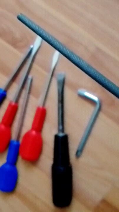 Небольшой удобный напильник круглого сечения с деревянной рукояткой ...
