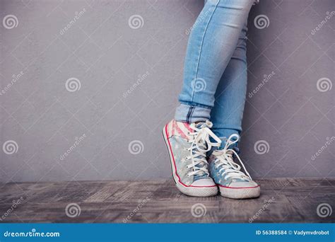 Женские ноги стоковое фото. изображение насчитывающей ноги - 56388584