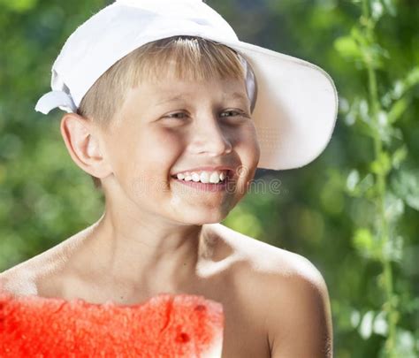 Blonder Junge (7-9) Liegend Auf Dem Sandigen Strand, Lächelnd, Porträt ...