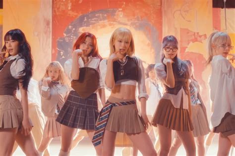 Watch: LE SSERAFIM Surprises With Eye-Catching MV For "Smart" | Soompi