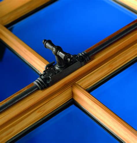 Holzfenster mit aufliegendem Schubstangengetriebe bzw Fenstergriff bzw ...