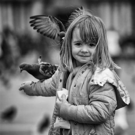 Фото Девочка и голуби