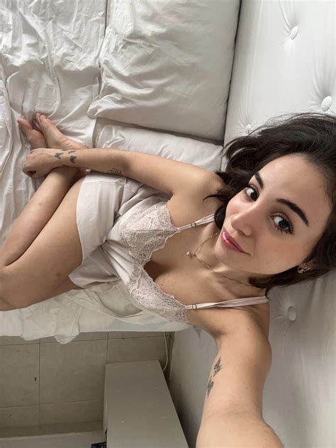 Do guys think I've got a sexy figure F20 : r/amihot