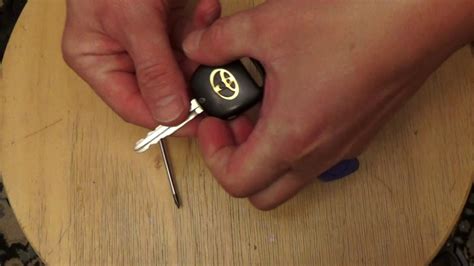 Замена батарейки в ключе toyota - YouTube