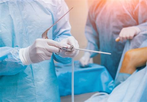Proceso de operación de cirugía de trauma. grupo de cirujanos en quirófano con equipo de rayos x ...