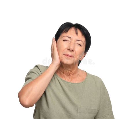 Mulher Idosa Que Sofre De Dor Auditiva Em Fundo Branco Imagem de Stock ...
