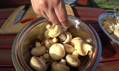 С такими грибами и мяса не надо: жарим шампиньоны на шампурах и все ...