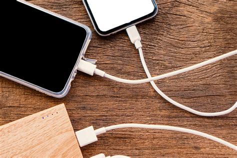 Почему никогда нельзя пользоваться чужой зарядкой для смартфона - Декор