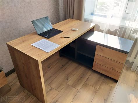 Угловой компьютерный стол из ЛДСП с древесной текстурой и фасадами Tip ...