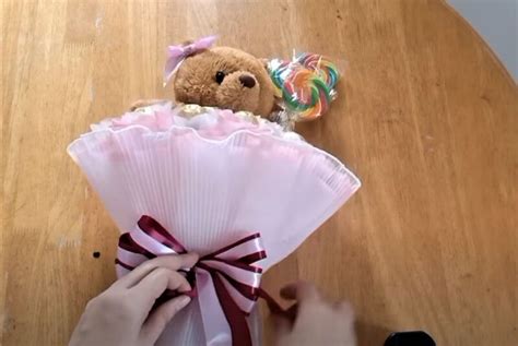 Букет своими руками на 8 марта из конфет (сладкий подарок)