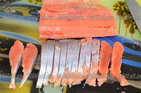 Горбуша, солёная кусочками с луком и маслом: 9 фото в рецепте