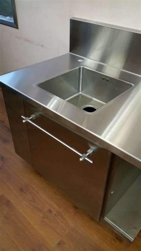 Фурнитура для столешницы на кухне из нержавейки - 80 фото
