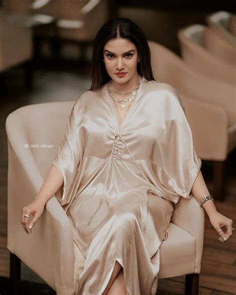Honey Rose | మల్టీకలర్ శారీలో హనీరోజ్‌ అందాలు అదరహో..-Namasthe Telangana