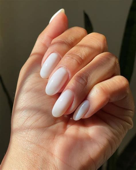 Milky Nails 2023, la tendenza delle unghie bianco latte spopola