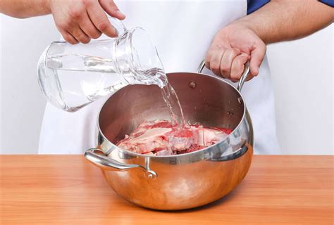 Сколько варить свинину на кости для супа? Как сварить свиные косточки ...