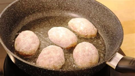 Беру 500 грамм мяса и готовлю 15 котлет. Любимый рецепт: сочные и ...