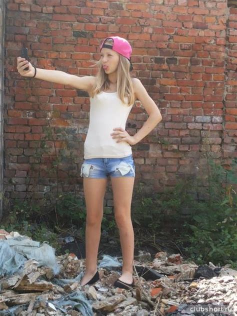 15-летняя девченка в джинсовых шортах » Шорты фото